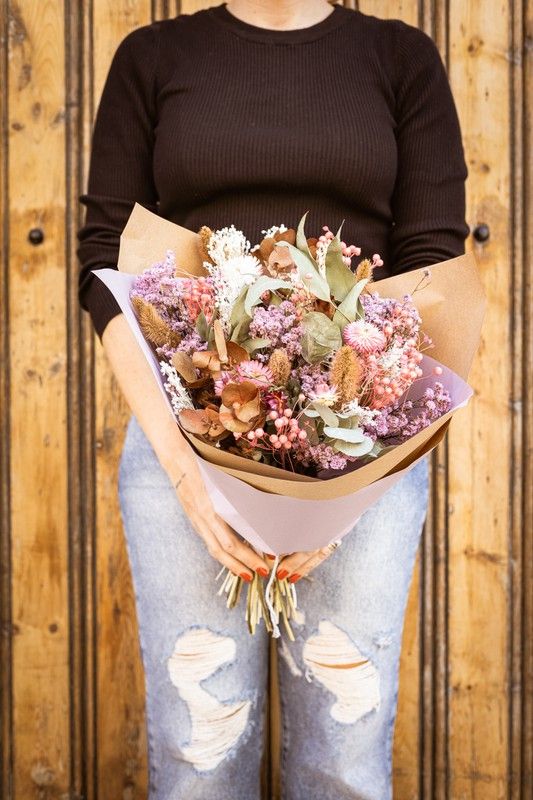 Ramo de Flores secas y preservados en colores rosados y fucsia con ...
